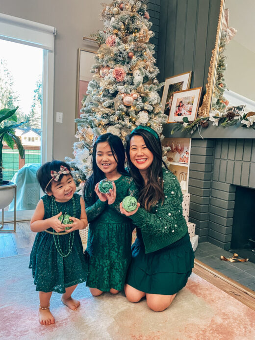 25 Christmas Outfit Ideas for Moms that are effortless and chic
