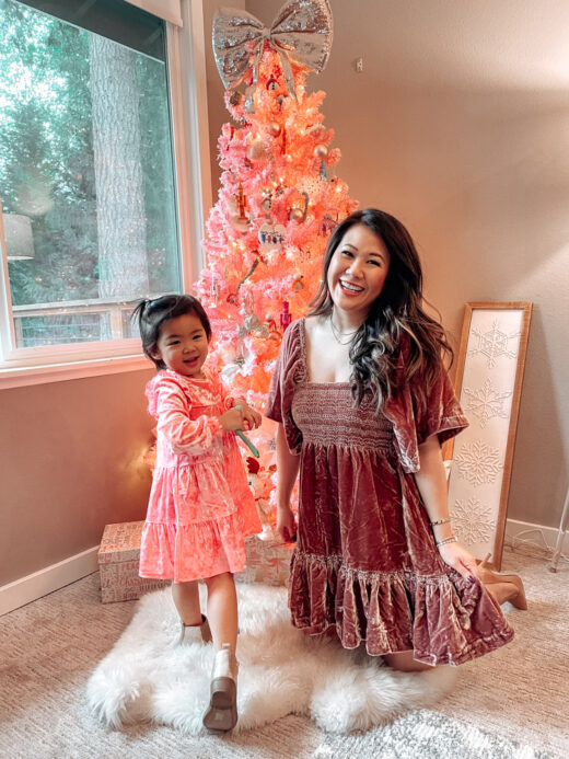 25 Christmas Outfit Ideas for Moms that are effortless and chic