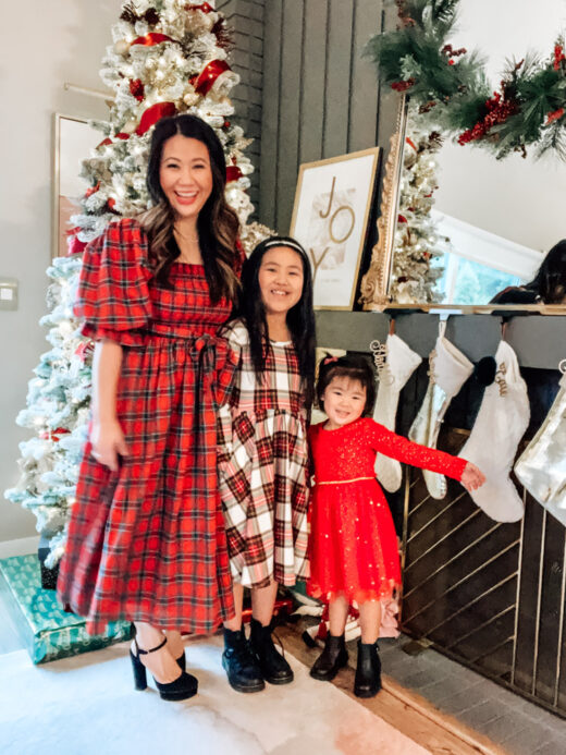 25 Christmas Outfit Ideas for Moms that are effortless and chic